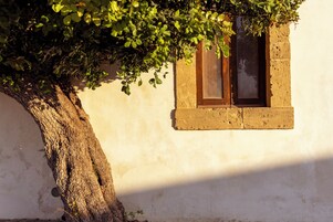 Uma janela com moldura de madeira e parede texturizada.