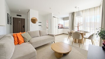 Apartamento, sacada, vista para a cidade (334) | Área de estar | TV de tela plana