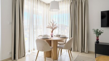Apartamento, sacada, vista para a cidade (334) | Opções para refeição no quarto