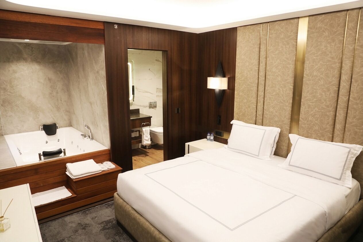Suite Deluxe | Roupa de alta qualidade, minibar, cofre no quarto, secretária 