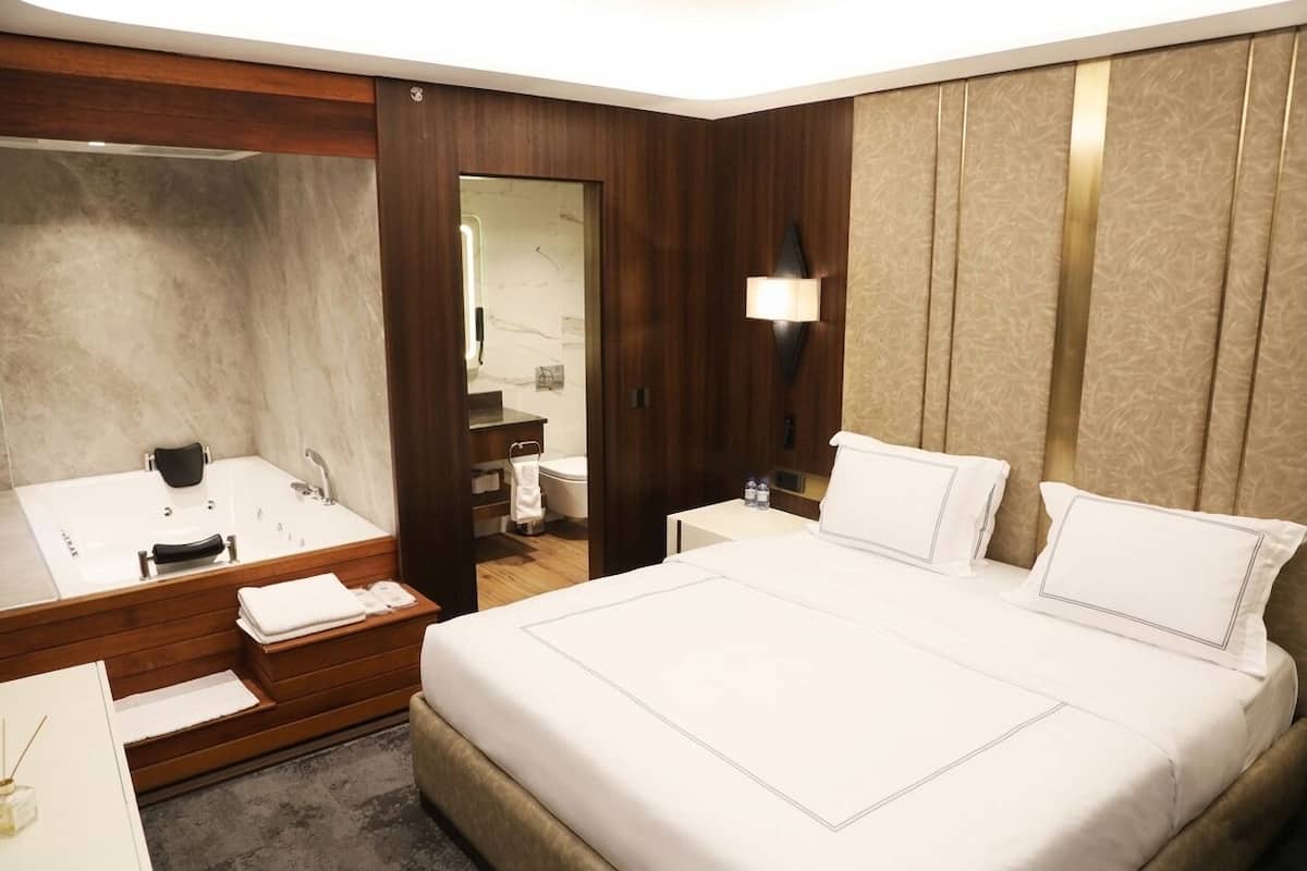 Suite Deluxe | Roupa de alta qualidade, minibar, cofre no quarto, secretária
