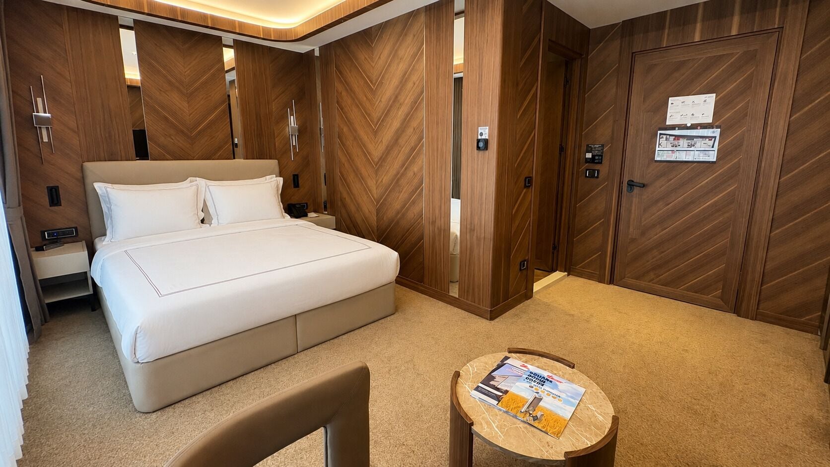 Quarto Duplo Executivo | Roupa de alta qualidade, minibar, cofre no quarto, secretária 