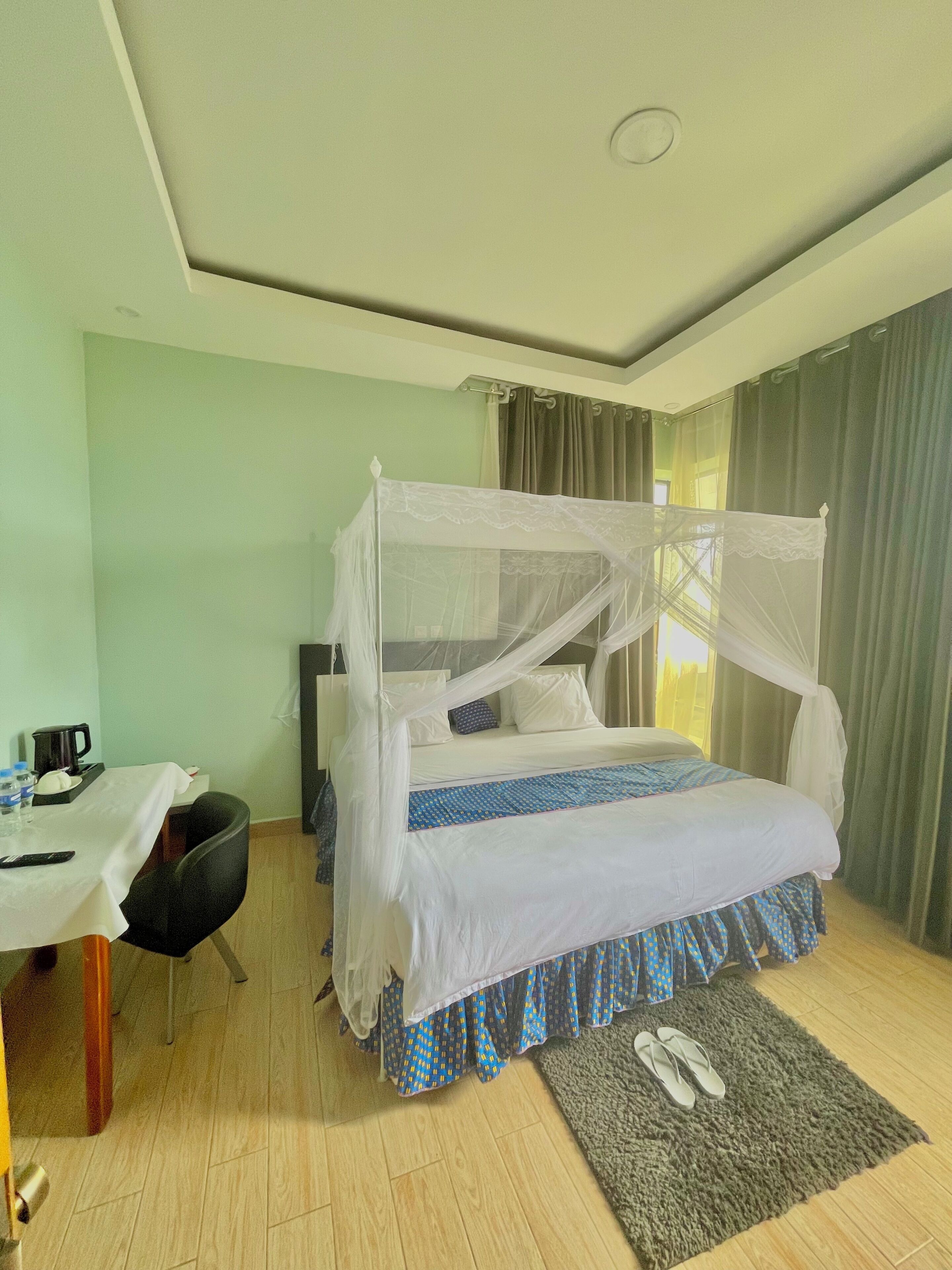 Quarto Individual, varanda | Secretária, secretária adequada para computadores portáteis 