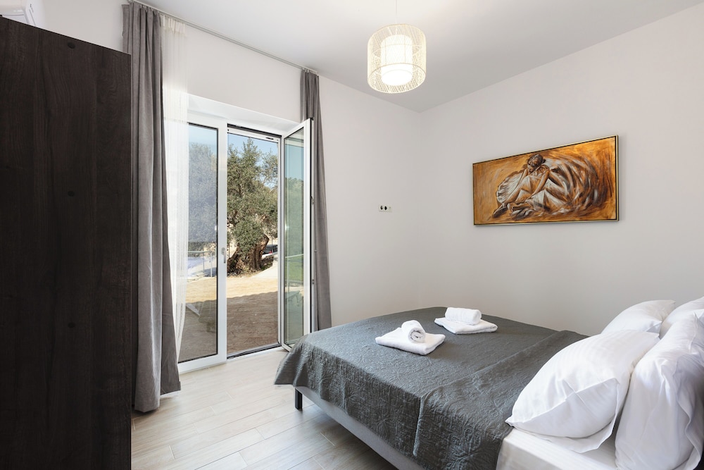 Countryside Villa with a Walk-in Free Form Pool Reviews, Deals & Photos ...