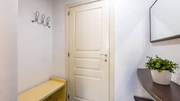 Quarto casal standard | Cortinas blackout, ferros/tábuas de passar roupa, Wi-Fi de cortesia