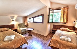 Villa Familiar, vista para o jardim | Secretária, Wi-fi grátis 