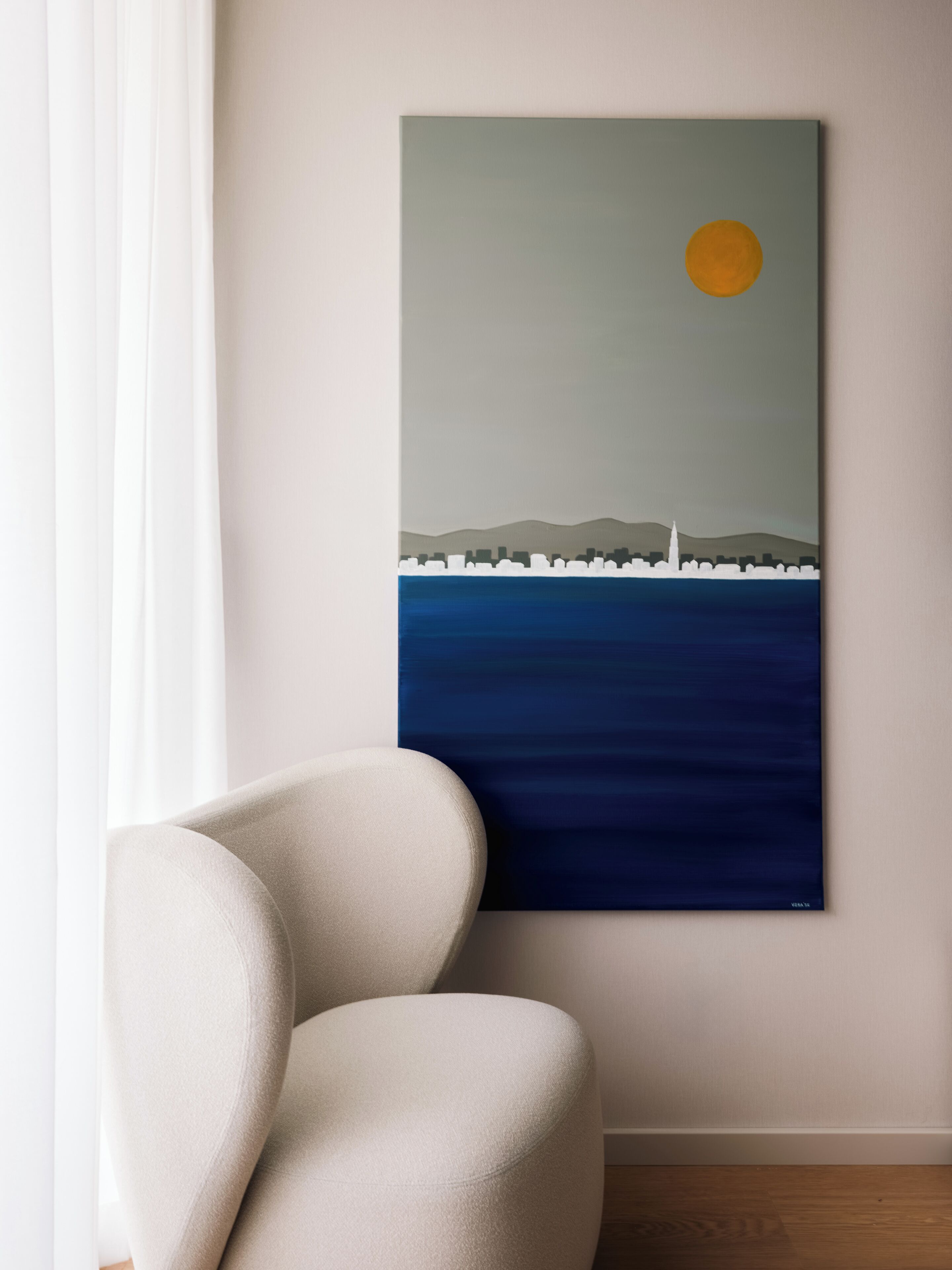 Pintura de um horizonte urbano ao pôr do sol, uma cadeira e um assoalho de madeira.