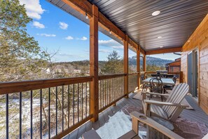 Cabine, várias camas, banheira de hidromassagem grande, vista para a montanha (Timberline Hideaway) | Refeições ao ar livre