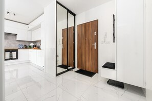 Apartamento clássico, sacada, vista para o pátio | Cortinas blackout, ferros/tábuas de passar roupa, Wi-Fi de cortesia