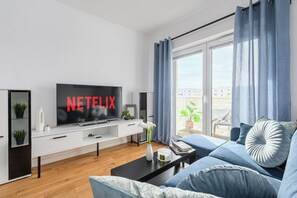 Apartamento clássico, sacada, vista para o pátio | Área de estar | TV LCD 40 polegadas com canais digitais
