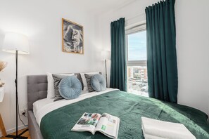 Apartamento clássico, sacada, vista para o pátio | Cortinas blackout, ferros/tábuas de passar roupa, Wi-Fi de cortesia