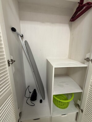 Quarto solteiro luxo, sacada, vista para a piscina | Parte interna