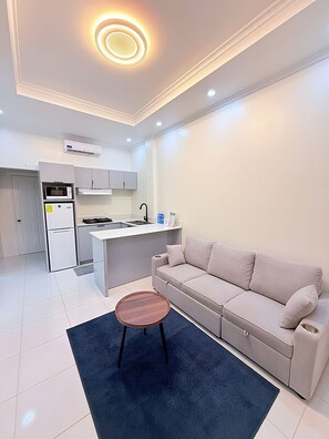 Suíte luxo, 2 quartos, vista para a piscina | Área de estar