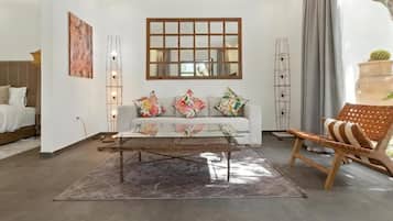 Quarto Duplo Deluxe, varanda, vista para o pátio | Sala de estar