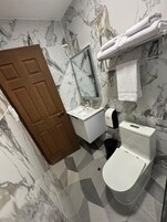 Quarto Individual, vista para o pátio | Casa de banho | Um polibã, artigos de higiene pessoal grátis, um secador de cabelo