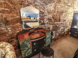 1 quarto, com decoração personalizada, com mobília individualizada 