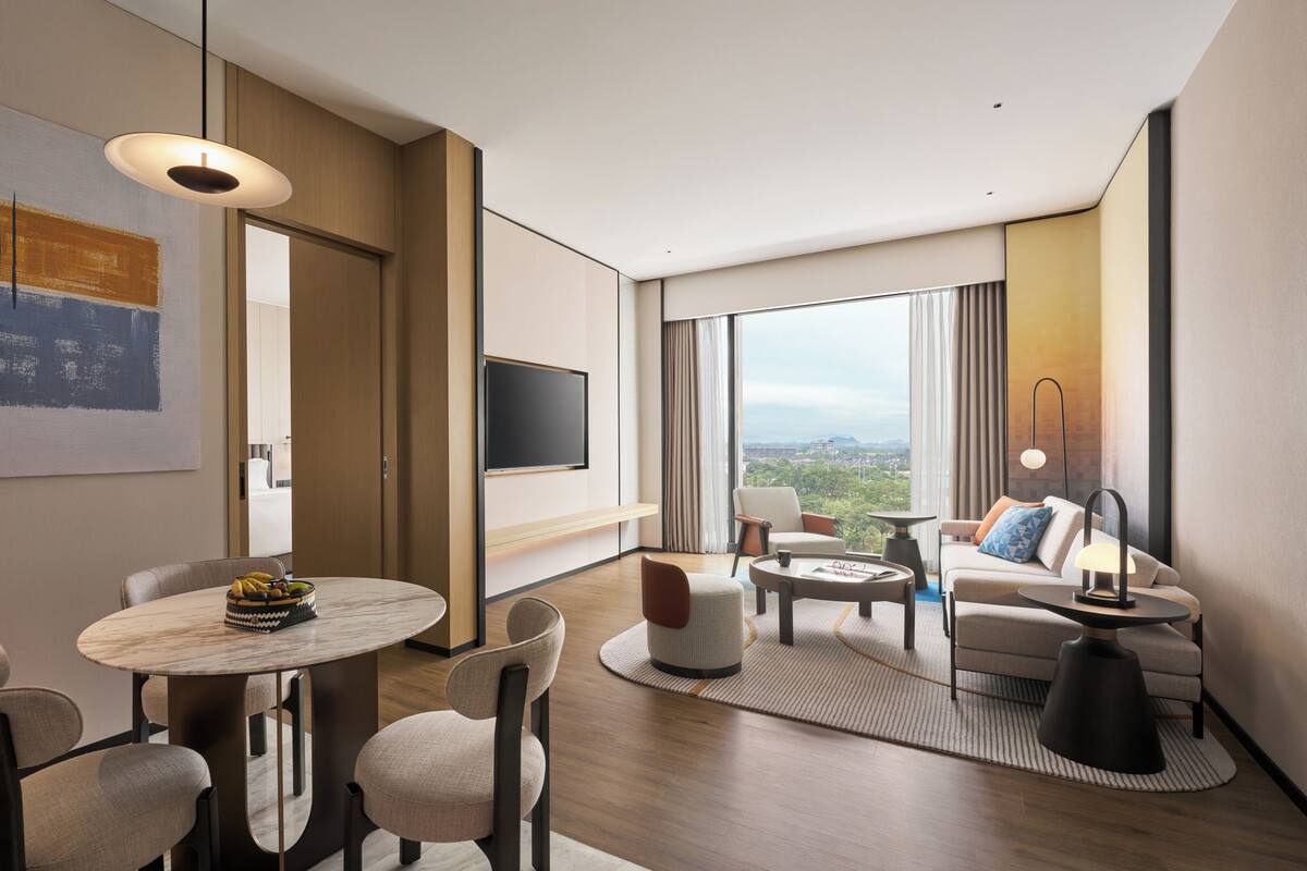 Suite, 1 quarto | Sala de estar | Smart TV de 65 polegadas com canais via satélite 