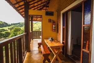 Suíte standard, sacada, vista para a montanha | Opções para refeição ao ar livre