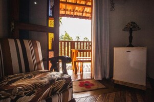 Suite Standard, varanda, vista para a montanha | Sala de estar | Smart TV de 32 polegadas com canais digitais, Netflix 