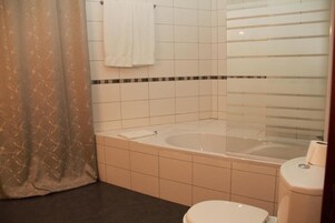 Quarto Twin Clássico, vista para a montanha | Casa de banho