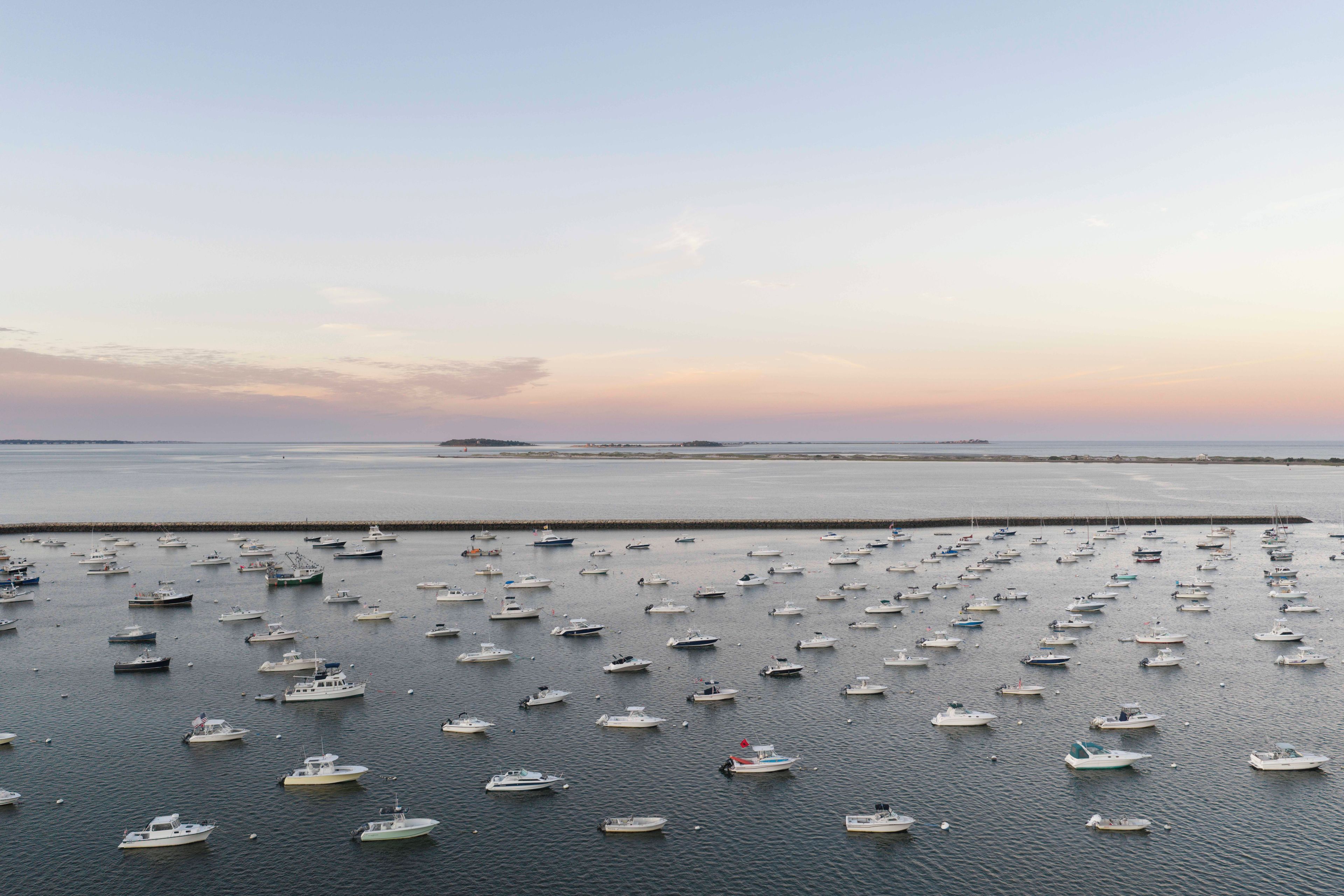 Marina com vários barcos atracados.