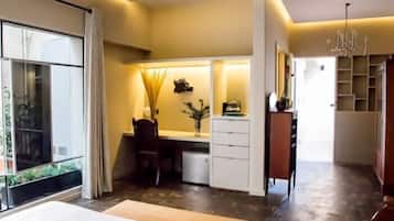 Quarto duplo luxo | Cofres nos quartos, ferros/tábuas de passar roupa, Wi-Fi de cortesia