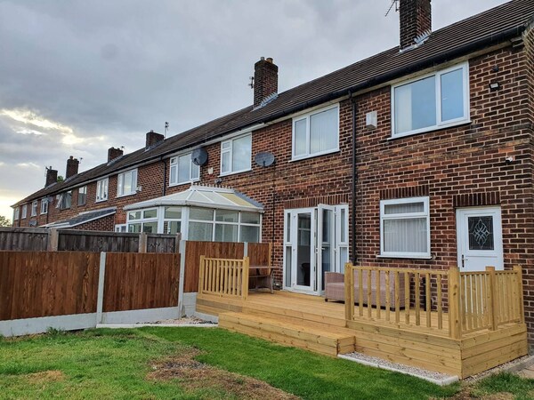 Spacious 3br - Nr Clifton Train Station 510min Walk - Garden & Free Parking - Salford