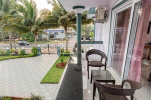 Quarto Duplo Deluxe, varanda, vista para o jardim | Refeições ao ar livre