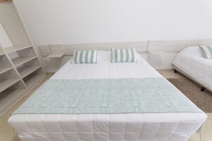 Secretária, secretária adequada para computadores portáteis 