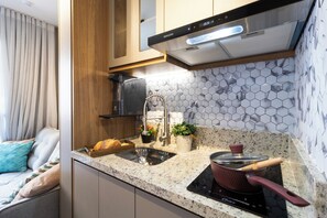 Apartamento | Cozinha privada | Utensílios de cozinha, mesas de jantar 