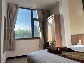 Quarto Duplo Deluxe, Vista para a cidade | Secretária, secretária adequada para computadores portáteis 