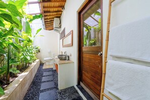 Vila standard, ao lado da piscina | Banheiro