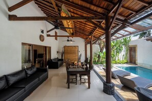 Vila standard, ao lado da piscina | Área de estar | Smart TV 40 polegadas com canais digitais