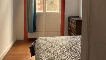 Quarto Duplo Comfort, varanda, Vista para a cidade | Secretária adequada para computadores portáteis, Wi-fi grátis