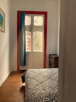 Quarto Duplo Comfort, varanda, Vista para a cidade | Secretária adequada para computadores portáteis, Wi-fi grátis 