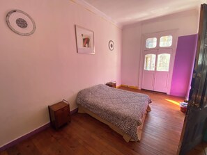 Quarto Duplo Deluxe, Vista para a cidade | Secretária adequada para computadores portáteis, Wi-fi grátis 