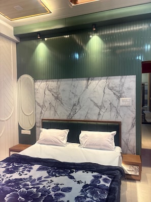 Quarto casal luxo | Escrivaninha, Wi-Fi de cortesia