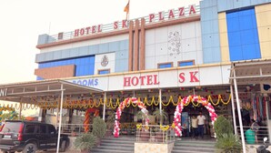 Um hotel com uma placa que diz 'HOTEL SK' e 'HOTEL PLAZA'.
