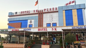 Hotel chamado 'Hotel SK Plaza' com restaurante vegetariano e gelataria.
