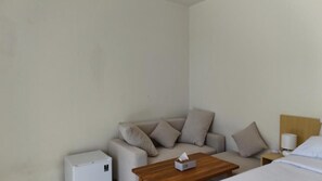 Suíte, vista para a piscina | Escrivaninha, Wi-Fi de cortesia, roupa de cama