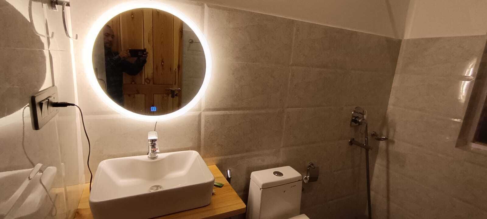 Quarto luxo, sacada | Banheiro | Chuveiro, produtos de toalete grátis, toalhas de banho, sabonete