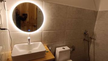 Quarto luxo, sacada | Banheiro | Chuveiro, produtos de toalete grátis, toalhas de banho, sabonete