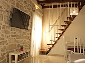 Apartamento (Superior Duplex Apartment with Terrac) | Sala | Televisor de ecrã plano de 32 polegadas com canais via satélite 