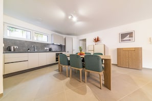 Apartamento conforto | Cozinha privada | Geladeira grande, micro-ondas, fogão, cooktop