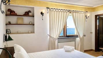 Vila, vista para o mar | Escrivaninha, Wi-Fi de cortesia