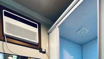 Chuveiro, toalhas de banho, sabonete, shampoo