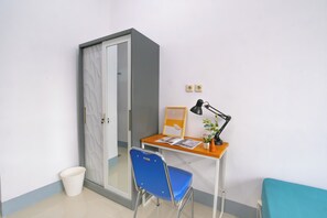 Quarto casal básico, sacada, vista para a cidade | Parte interna