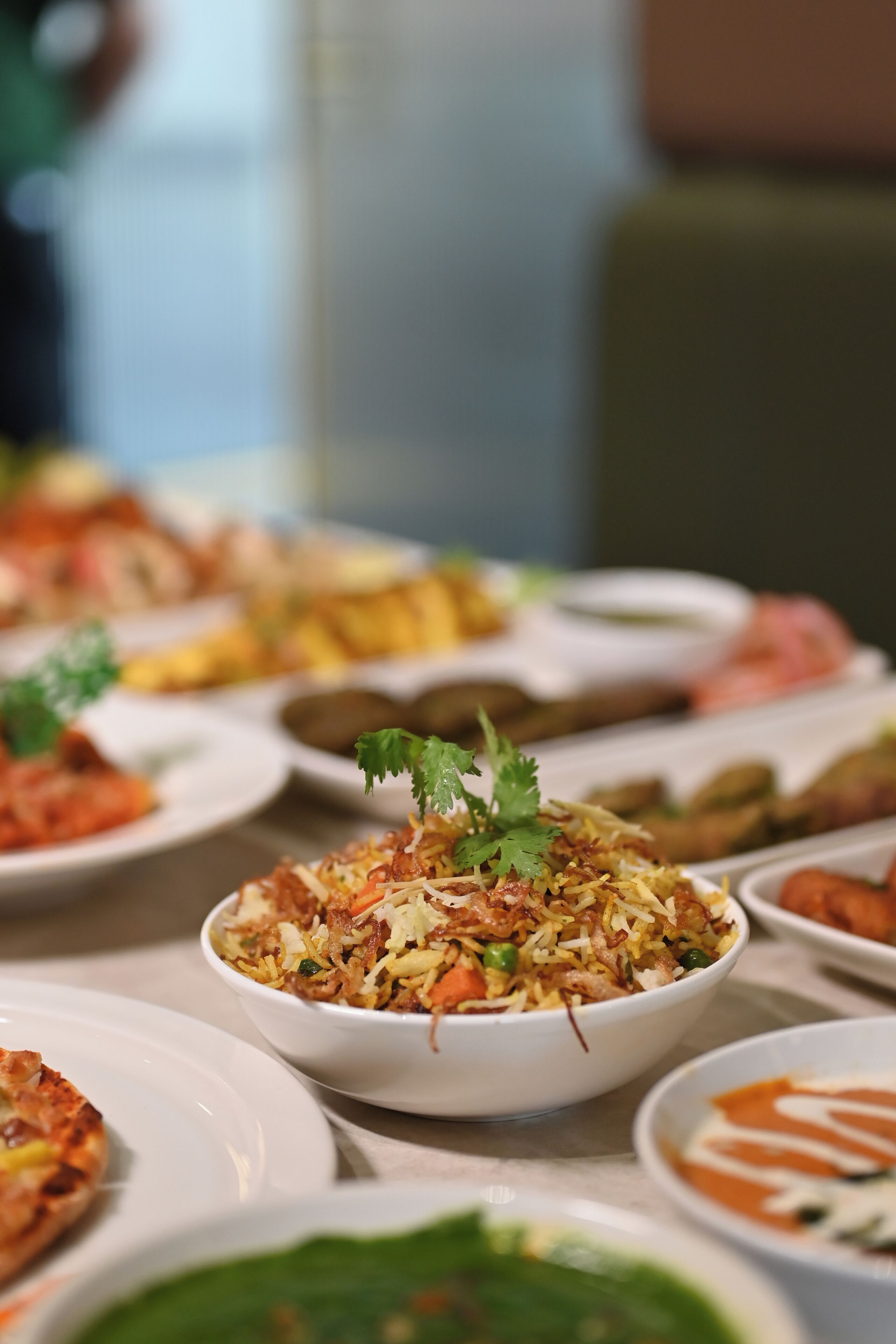 Diversos pratos dispostos em uma mesa de buffet.