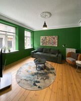 Apartamento Comfort, várias camas, quartos comunicantes, vista para o jardim | Sala de estar | TV de ecrã plano 