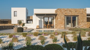 Suíte estúdio com design assinado, sacada, vista para o mar | Vista para o jardim